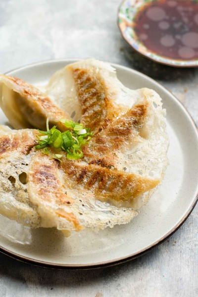 Crispy Gyoza with Wings (Hanetsuki Gyoza) 羽根つき餃子 - Okonomi Kitchen